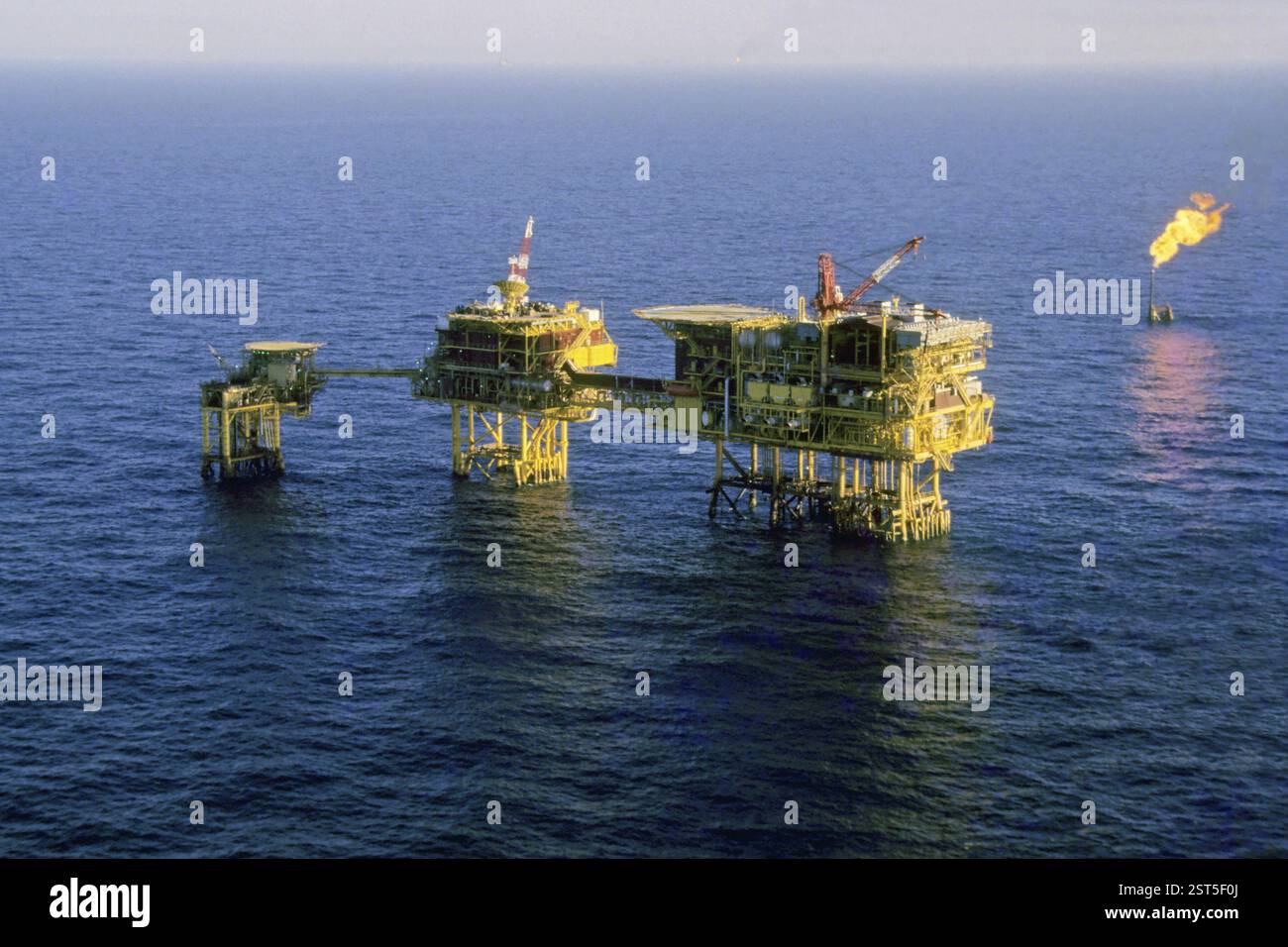 Oil rig sails hi-res stock photography and images - Alamy