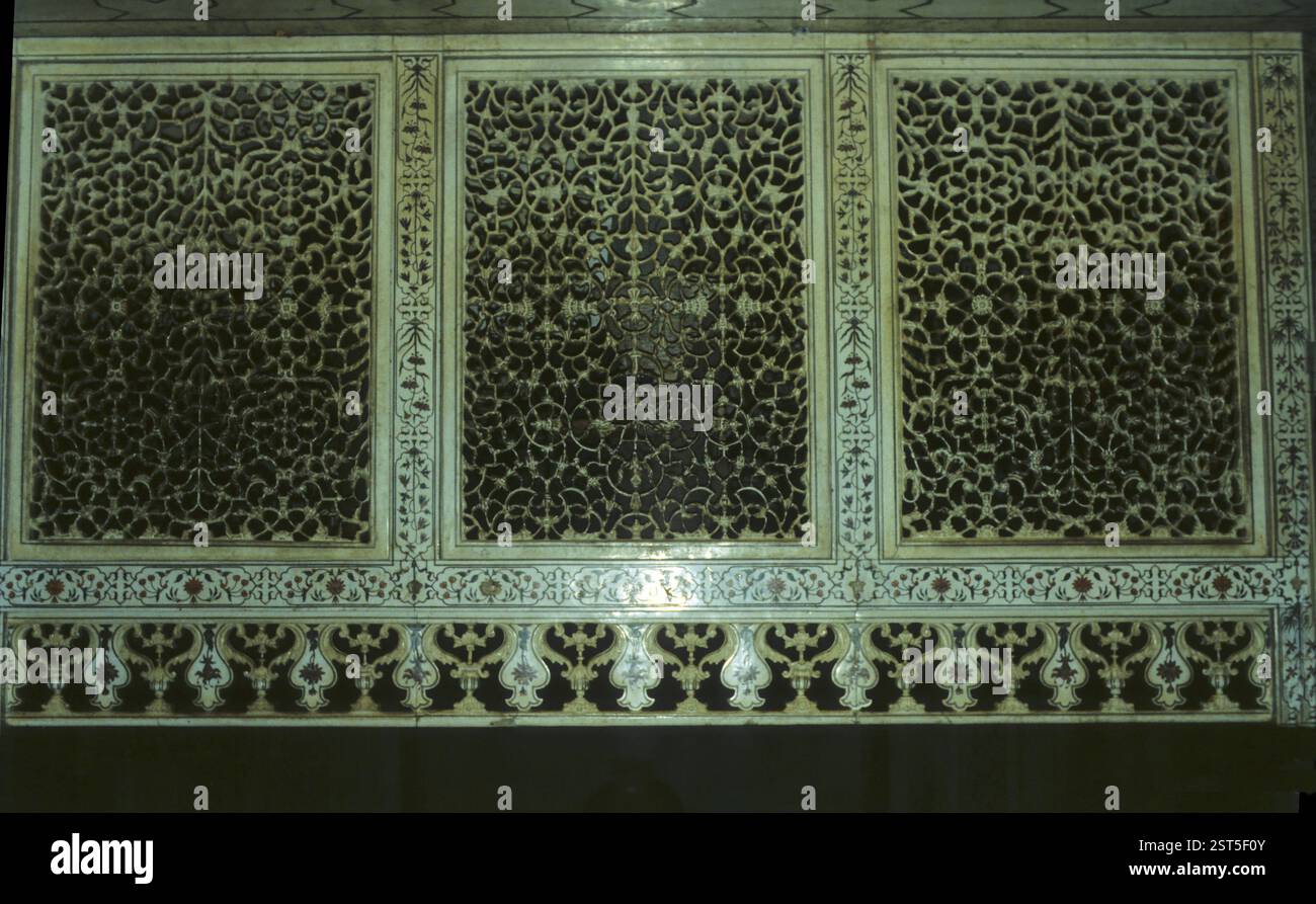 Motifs on taj mahal wall hi-res stock photography and images - Alamy