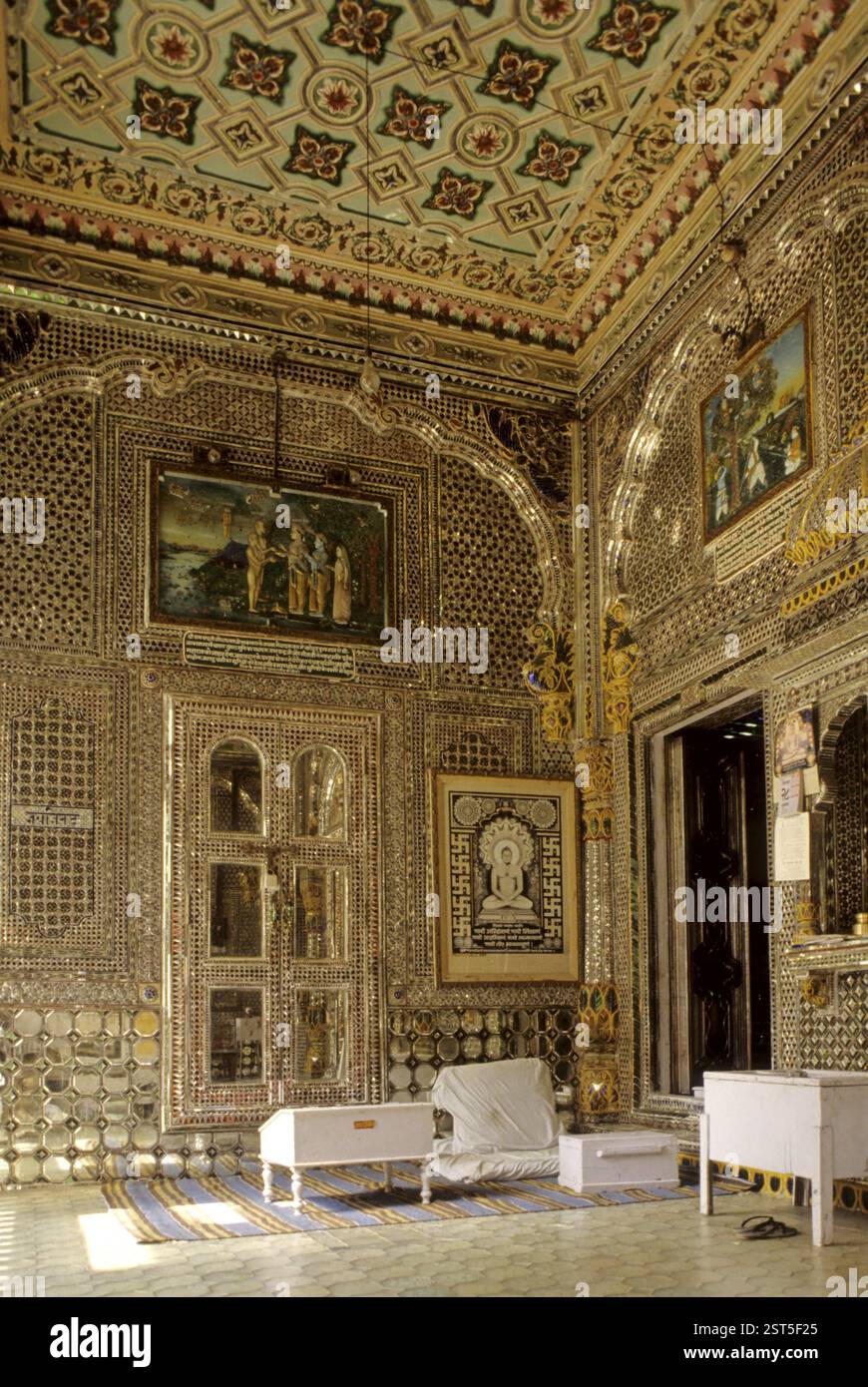 Sheesh mahal, interior of palace at indore, madhya pradesh, India, Asia ...