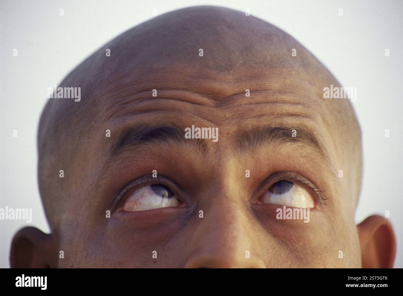 Mans heads looking up hi-res stock photography and images - Alamy