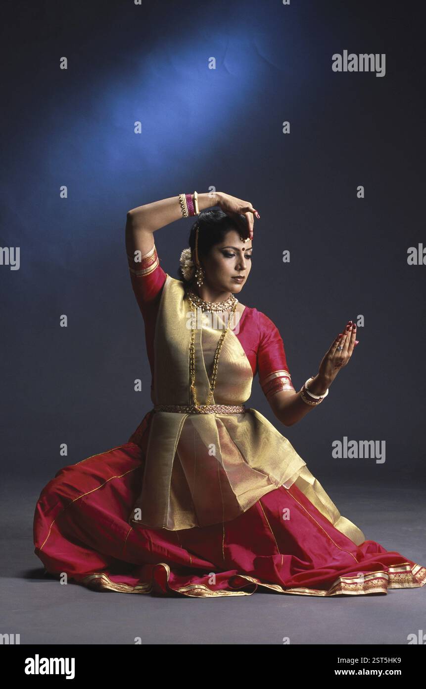 Kathak woman performing classical hi-res stock photography and images ...