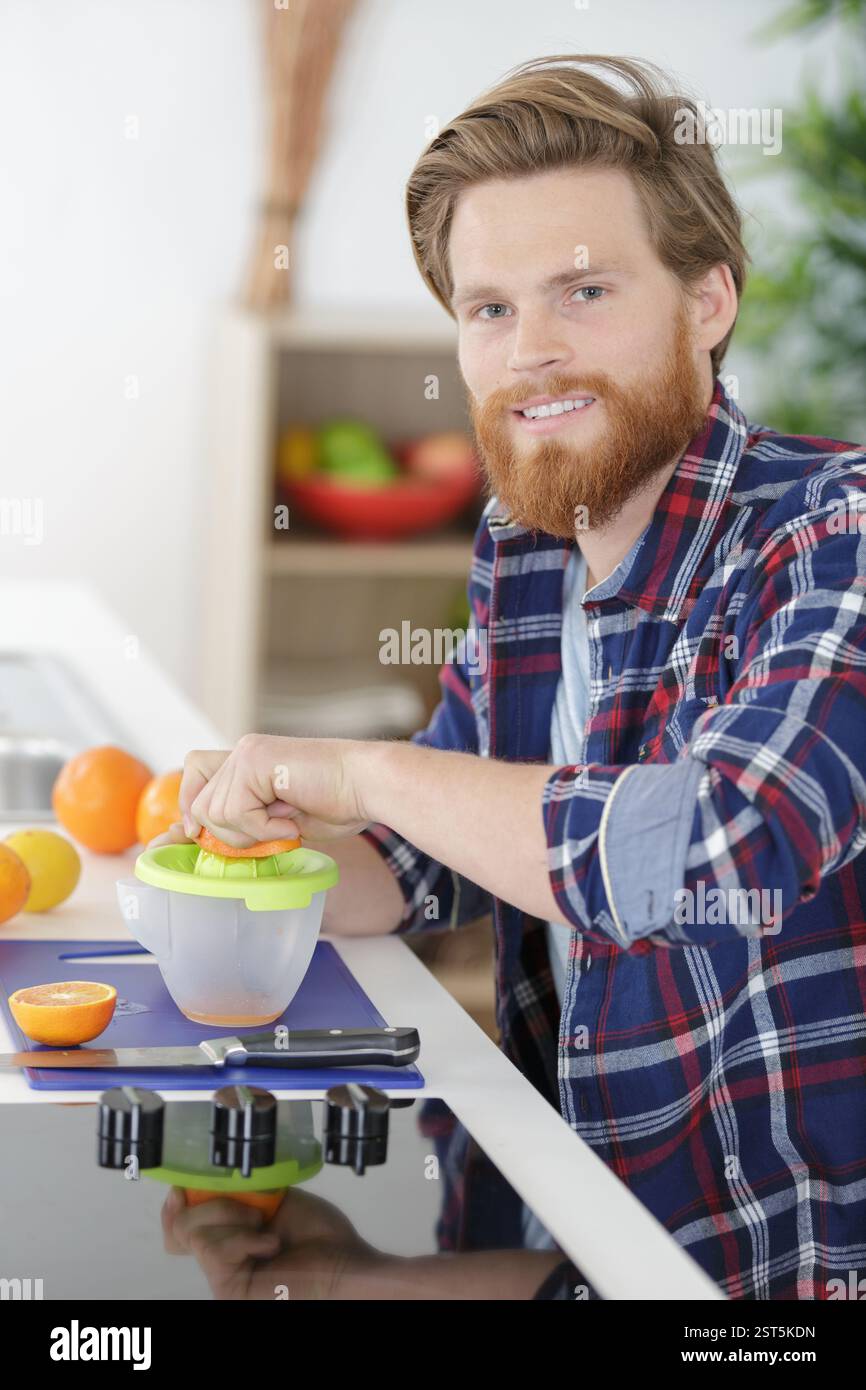 Juicer making fresh apple juice hi-res stock photography and images - Alamy