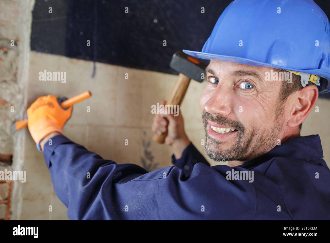 builder using hammer and chisel Stock Photo - Alamy