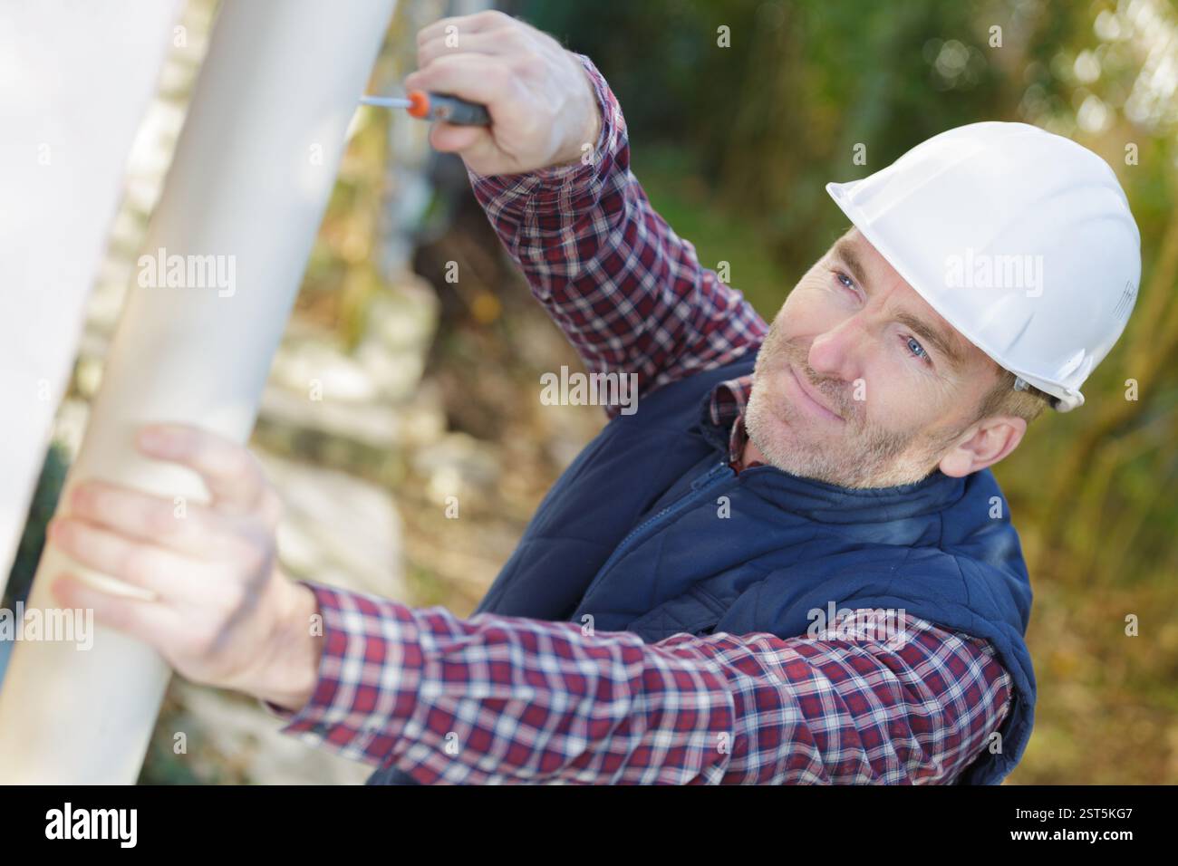 builder connect large wall screw electric tool Stock Photo - Alamy