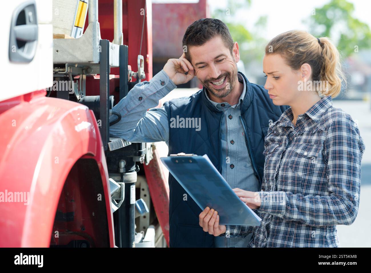Lorry driver mobile phone hi-res stock photography and images - Alamy