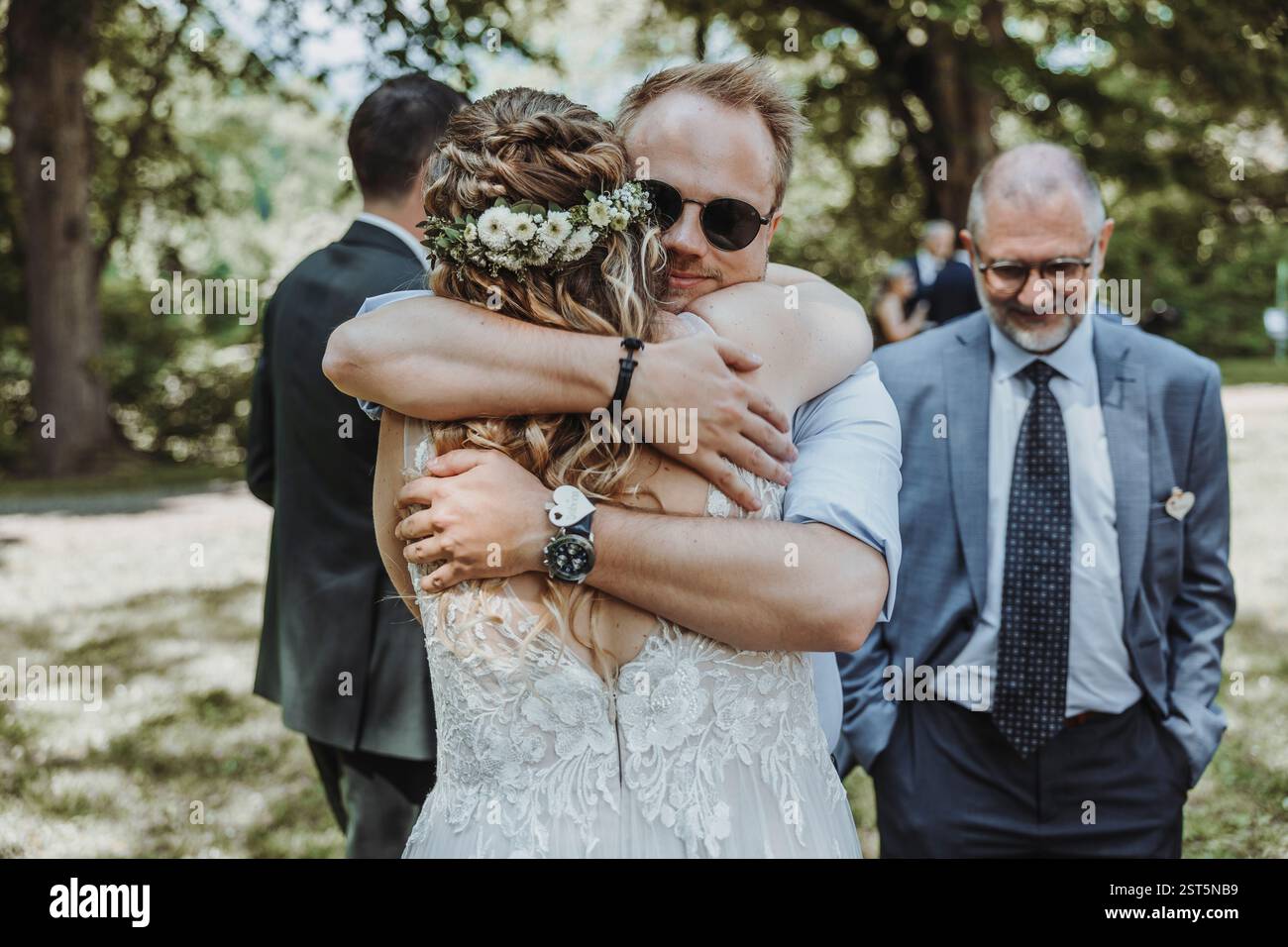Wedding - Emotional sibling hug Stock Photo - Alamy
