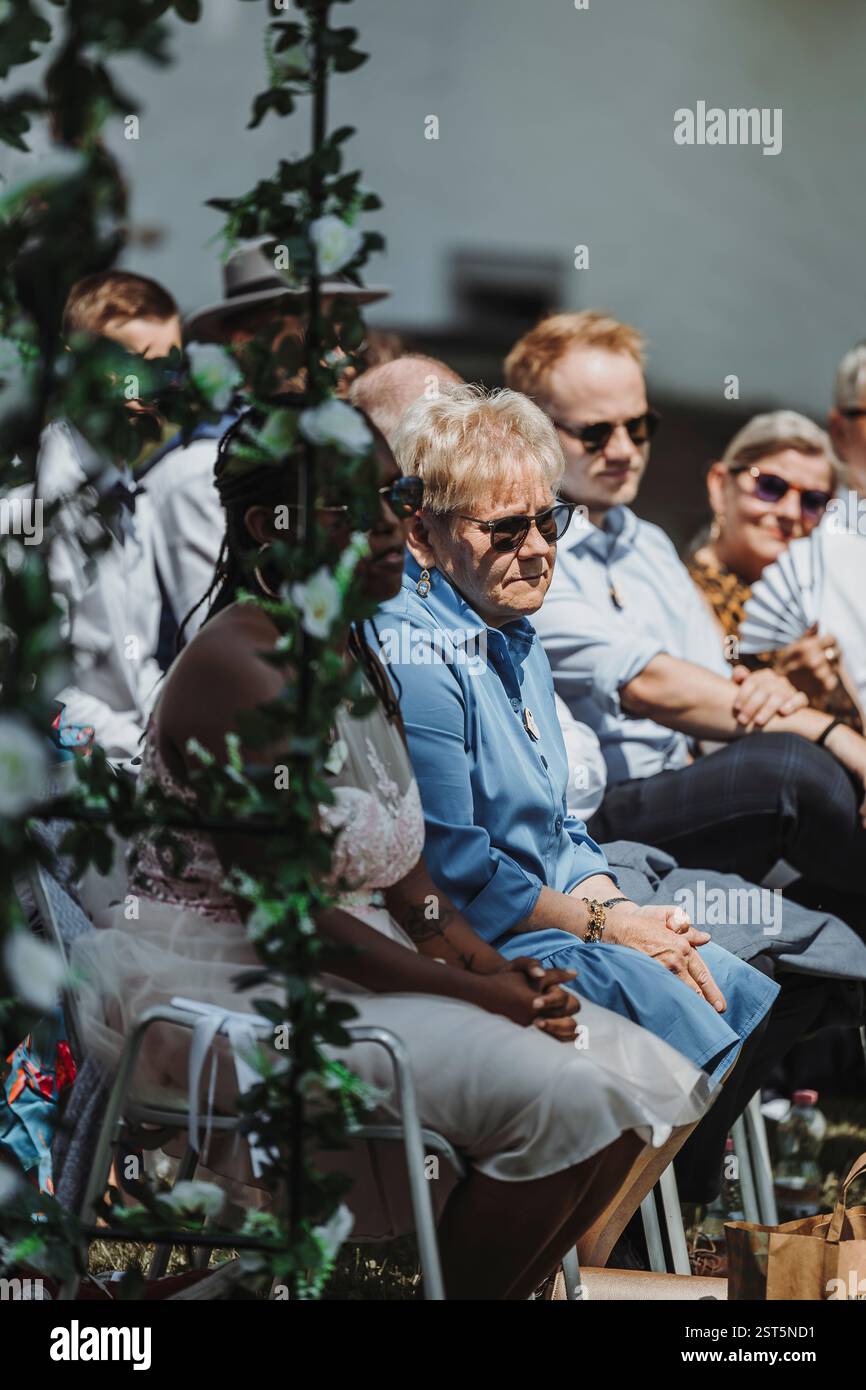 Outdoor wedding reception guest hi-res stock photography and images - Alamy