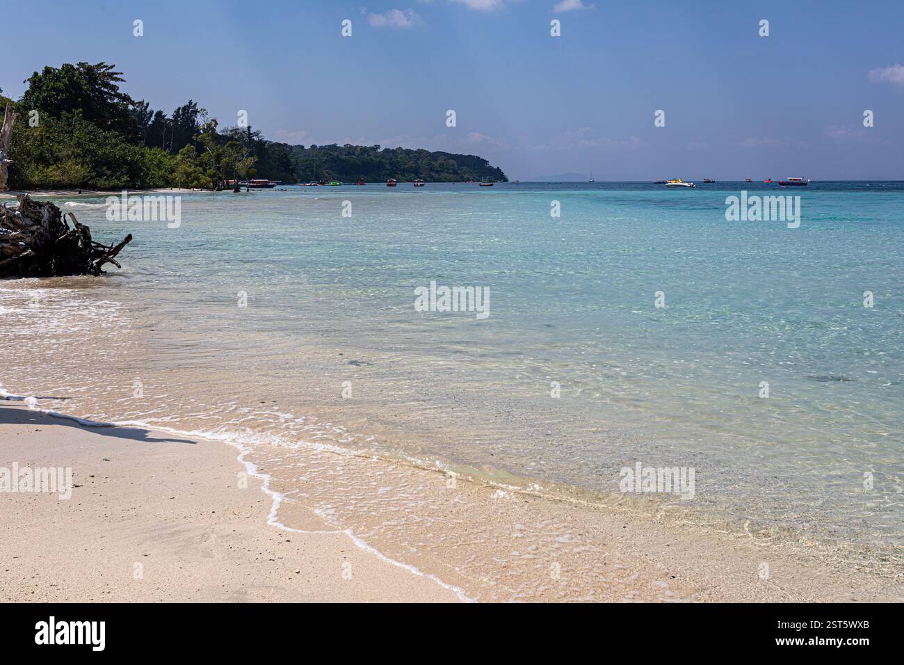 The clear waters of the Indian Ocean at Elephant Beach, Havelock ...