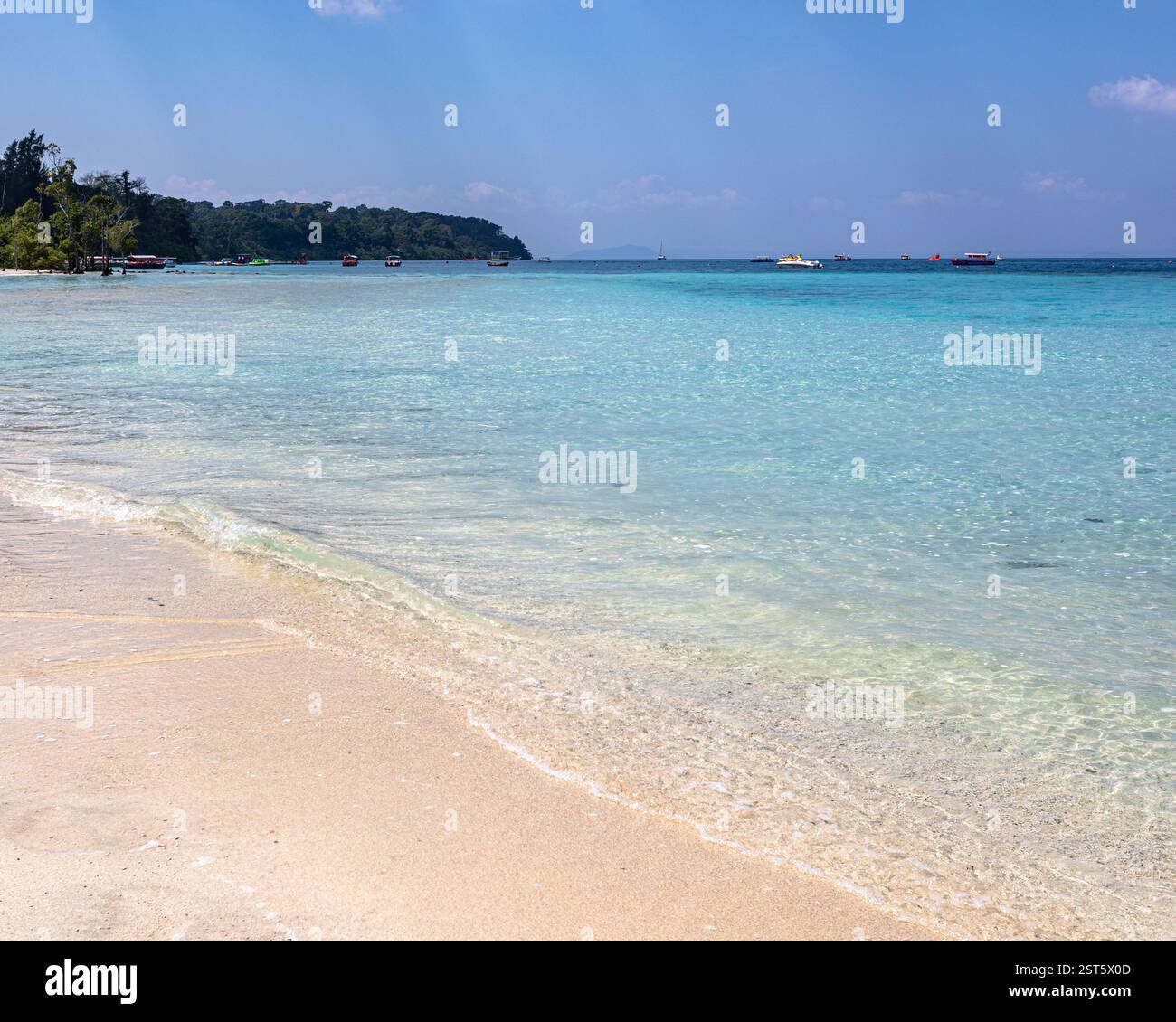 The clear waters of the Indian Ocean at Elephant Beach, Havelock ...