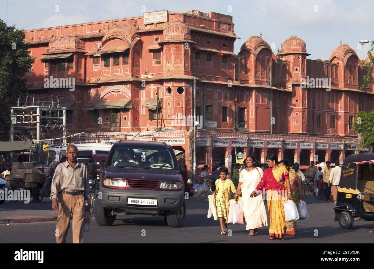 Manik Chowk, Market, people on the street, family crossing the street ...