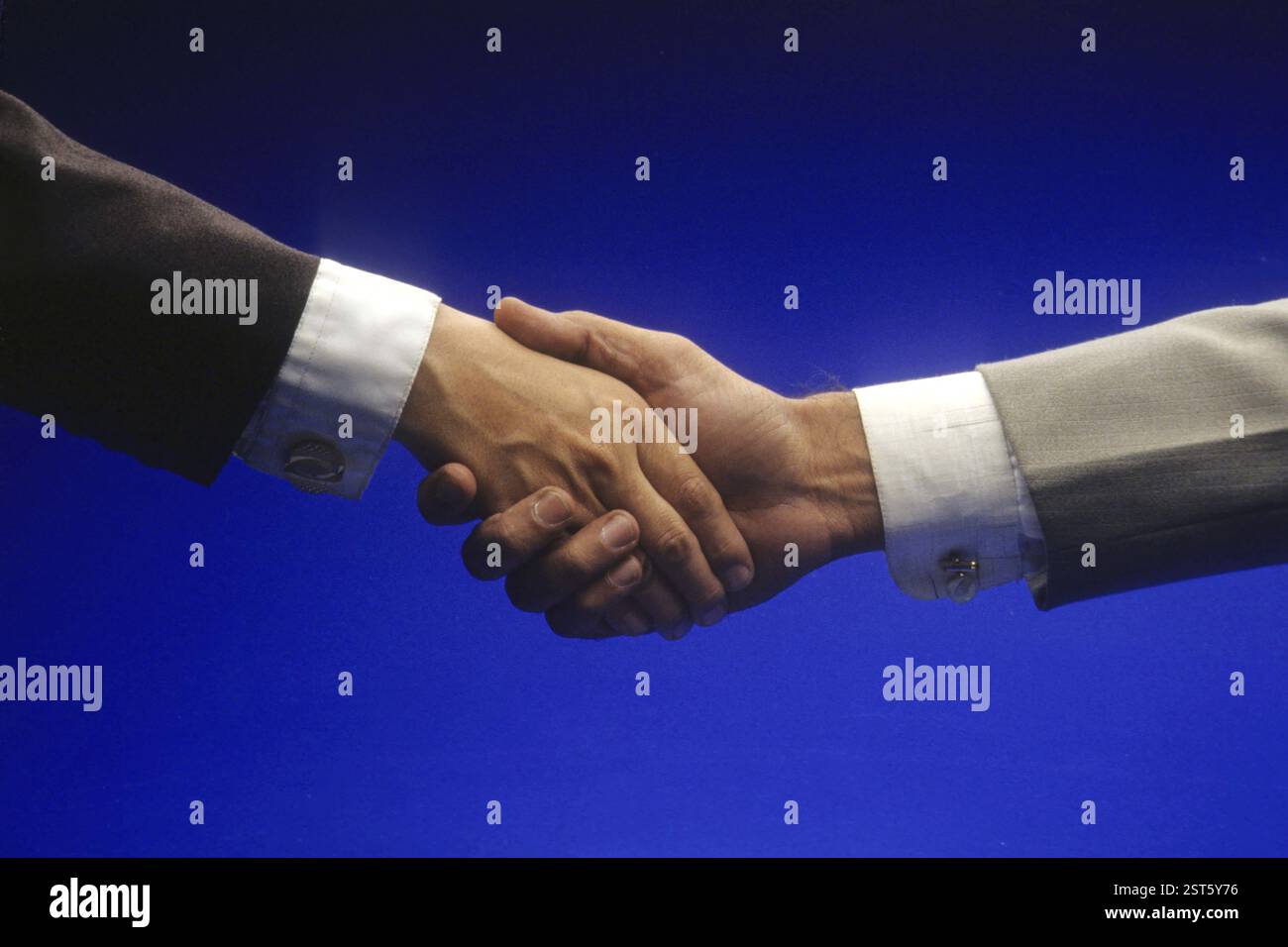 Handshakes asian hi-res stock photography and images - Alamy