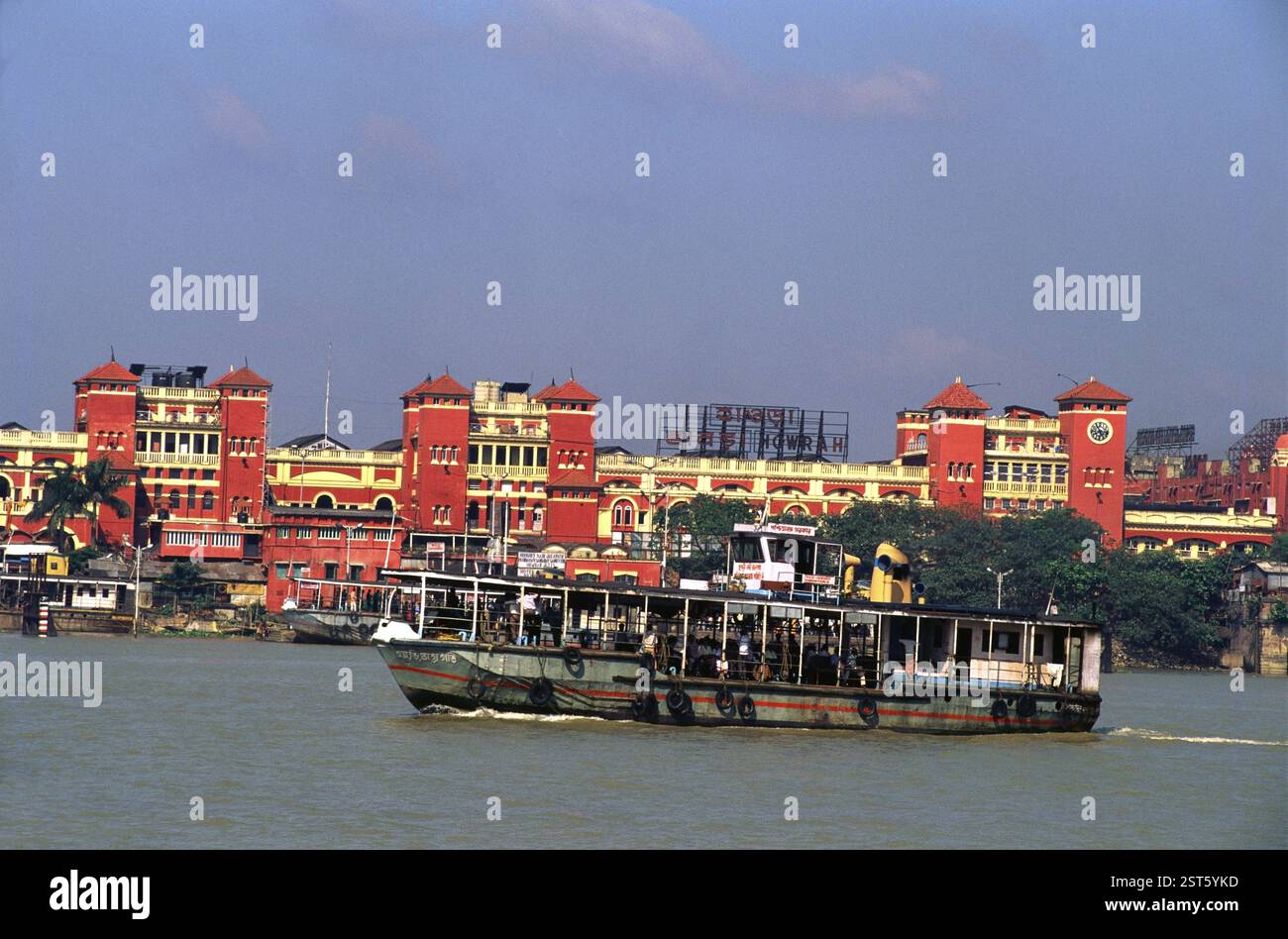 Howrah railway station & ferry service at Hooghly river, Calcutta, West ...