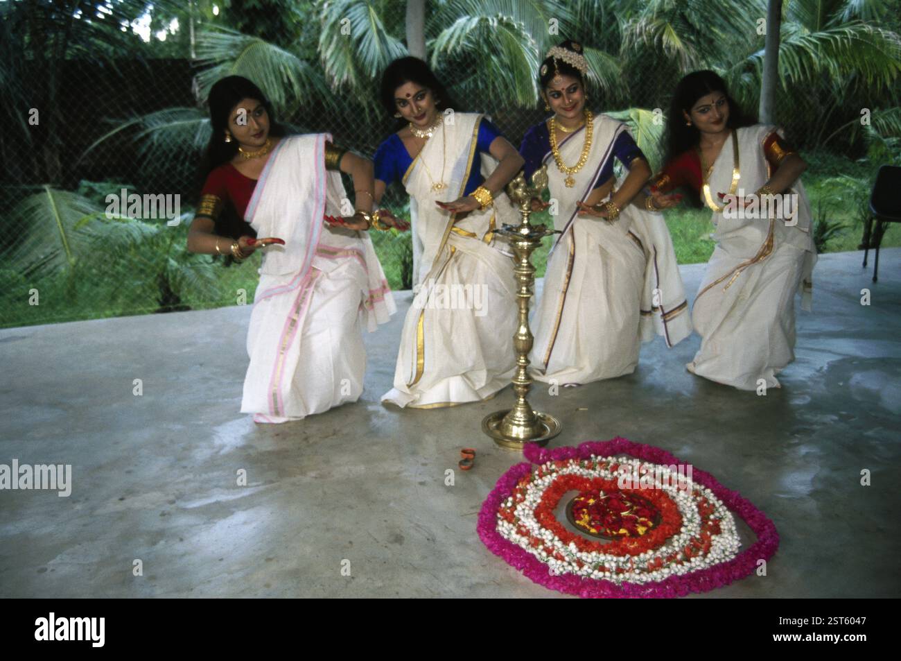 Onam festival, women performing dance, Kerala, india Stock Photo - Alamy