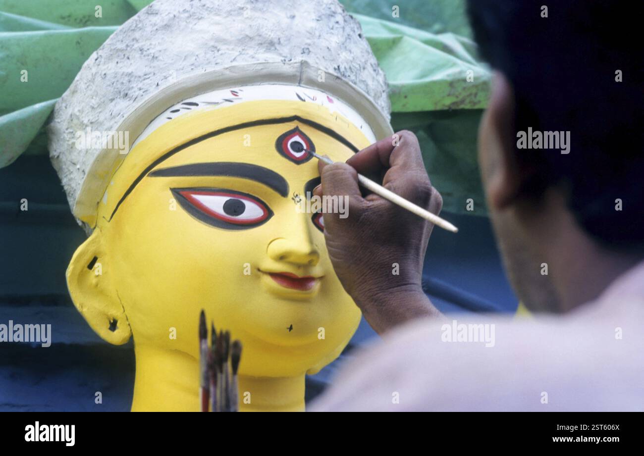 Man painting idol hindu hi-res stock photography and images - Alamy