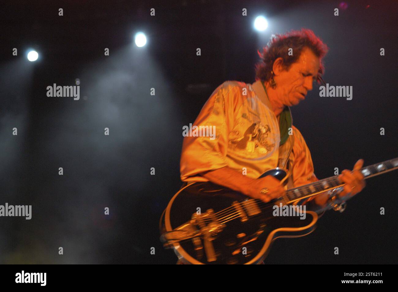English musician singer keith richards playing guitar Stock Photo - Alamy