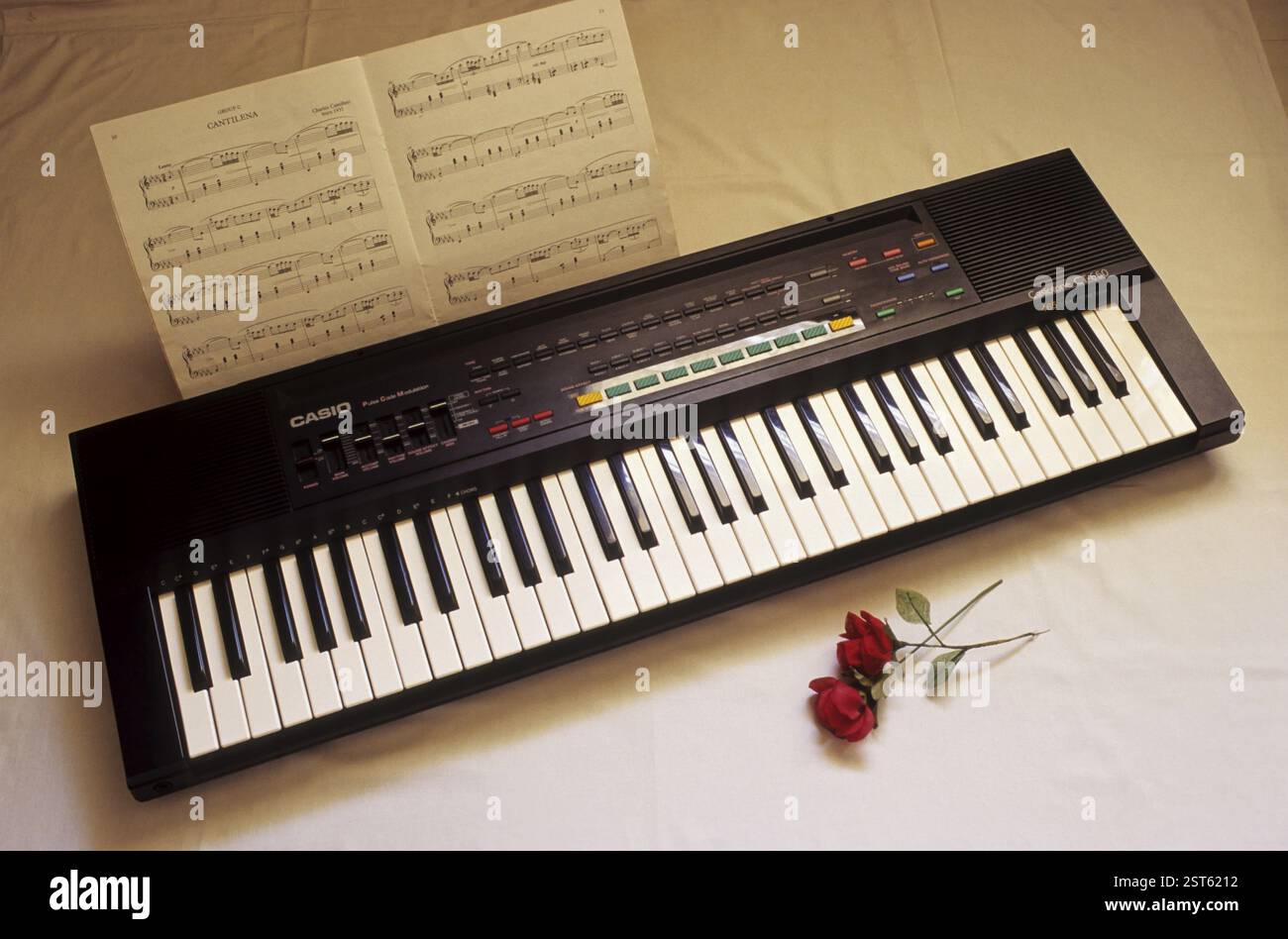 Electric organ and musical notes Stock Photo - Alamy