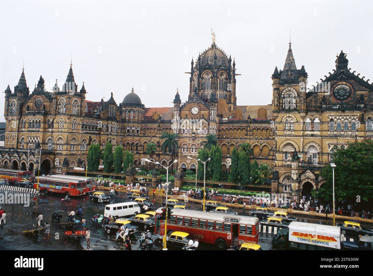 Traffic at Victoria Terminus VT now Chhatrapati Shivaji Terminus CST ...