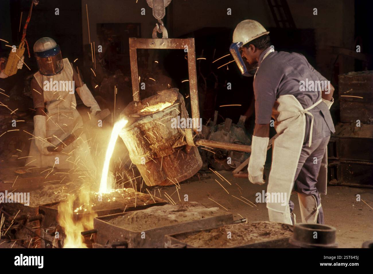 India mills worker hi-res stock photography and images - Alamy