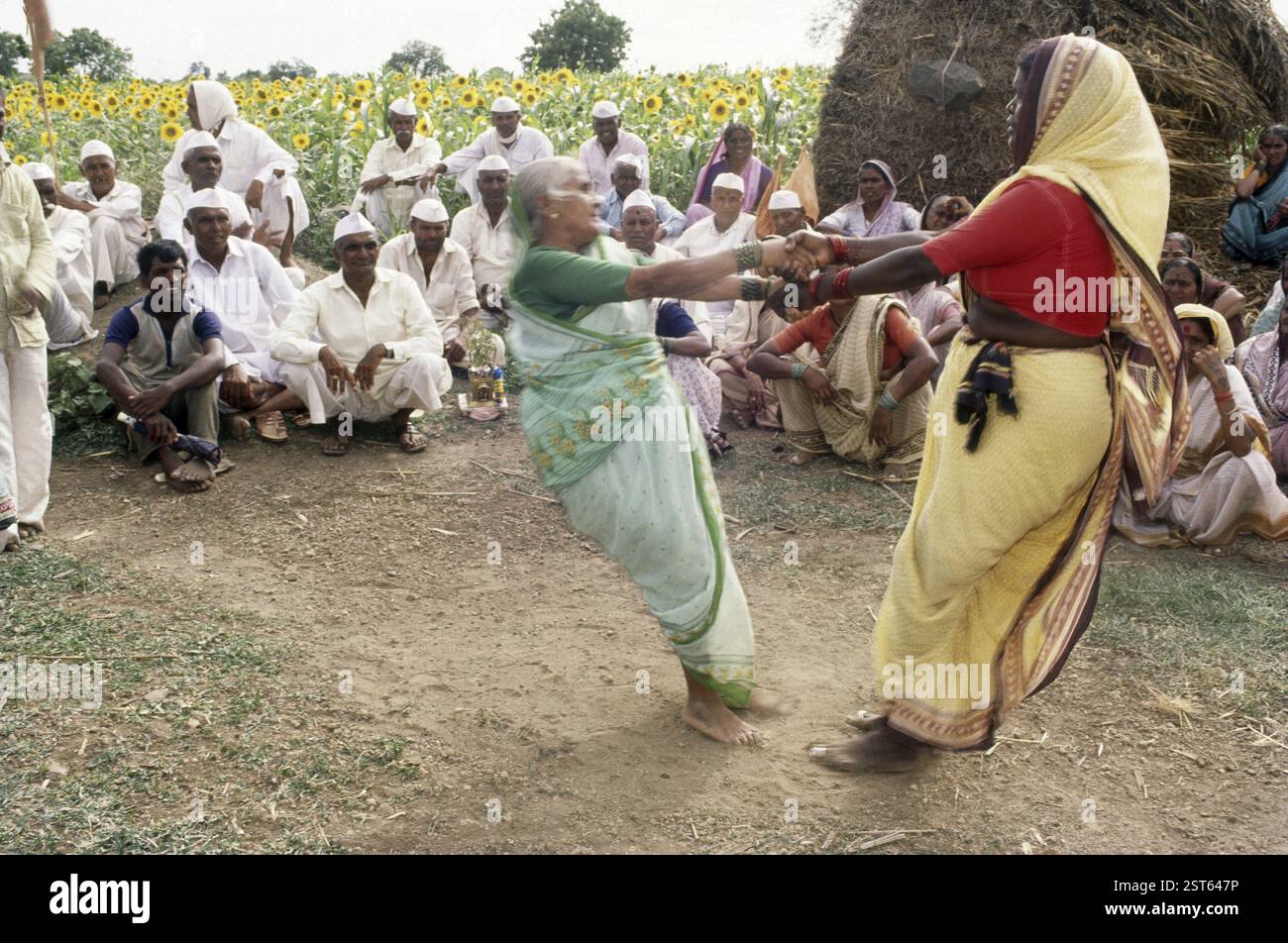 Pandharpur yatra, pilgrims doing fugadi dance, pandharpur, maharashtra ...