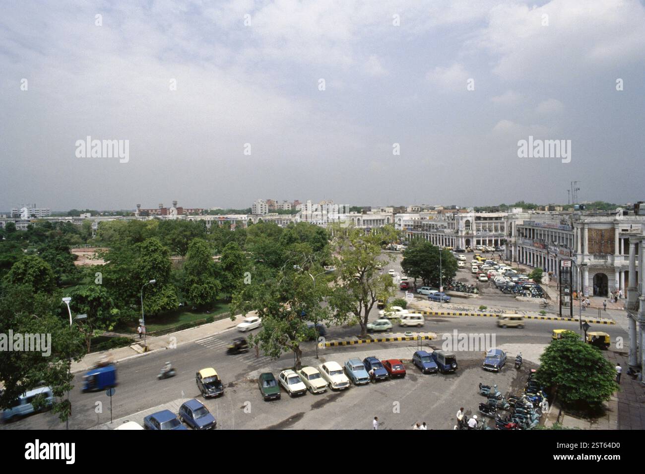 Deserted view of connaught place hi-res stock photography and images ...
