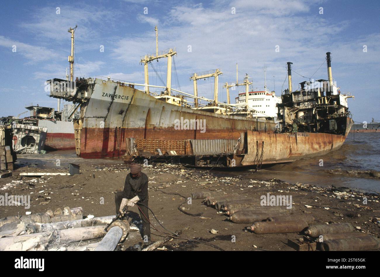 Alang ship breaking yard, gujarat, india Stock Photo - Alamy