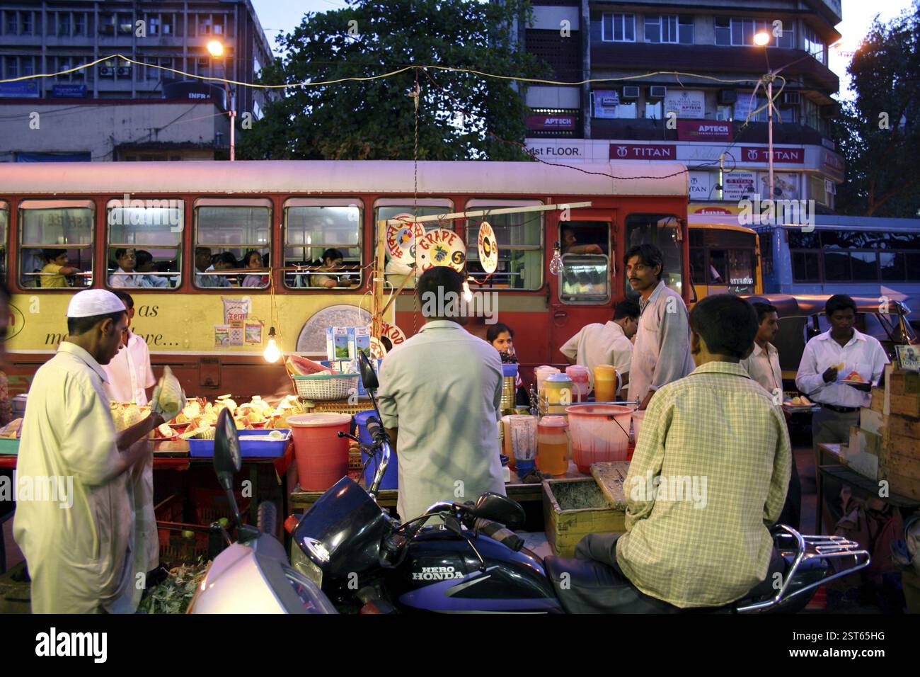 Street Scene, Andheri Railway Station west, Bombay Mumbai, Maharashtra ...