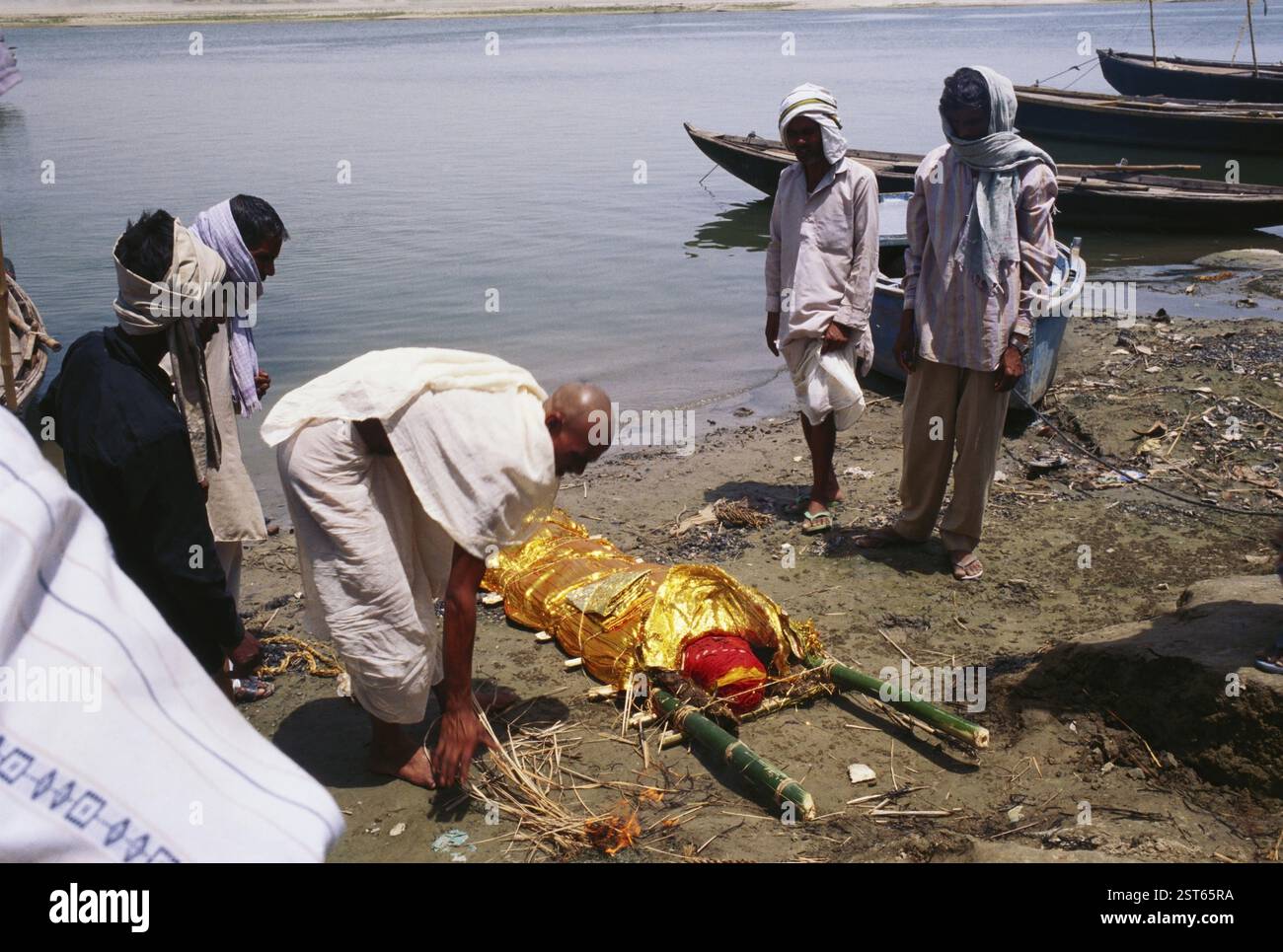 Hindu dead body crematorium hi-res stock photography and images - Alamy