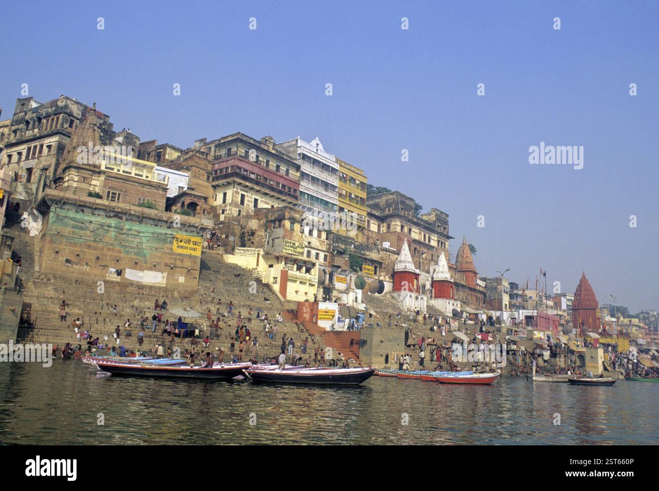 Old buildings and temples at munsi ghat, ahilyabai ghat, dasaswamedha ...
