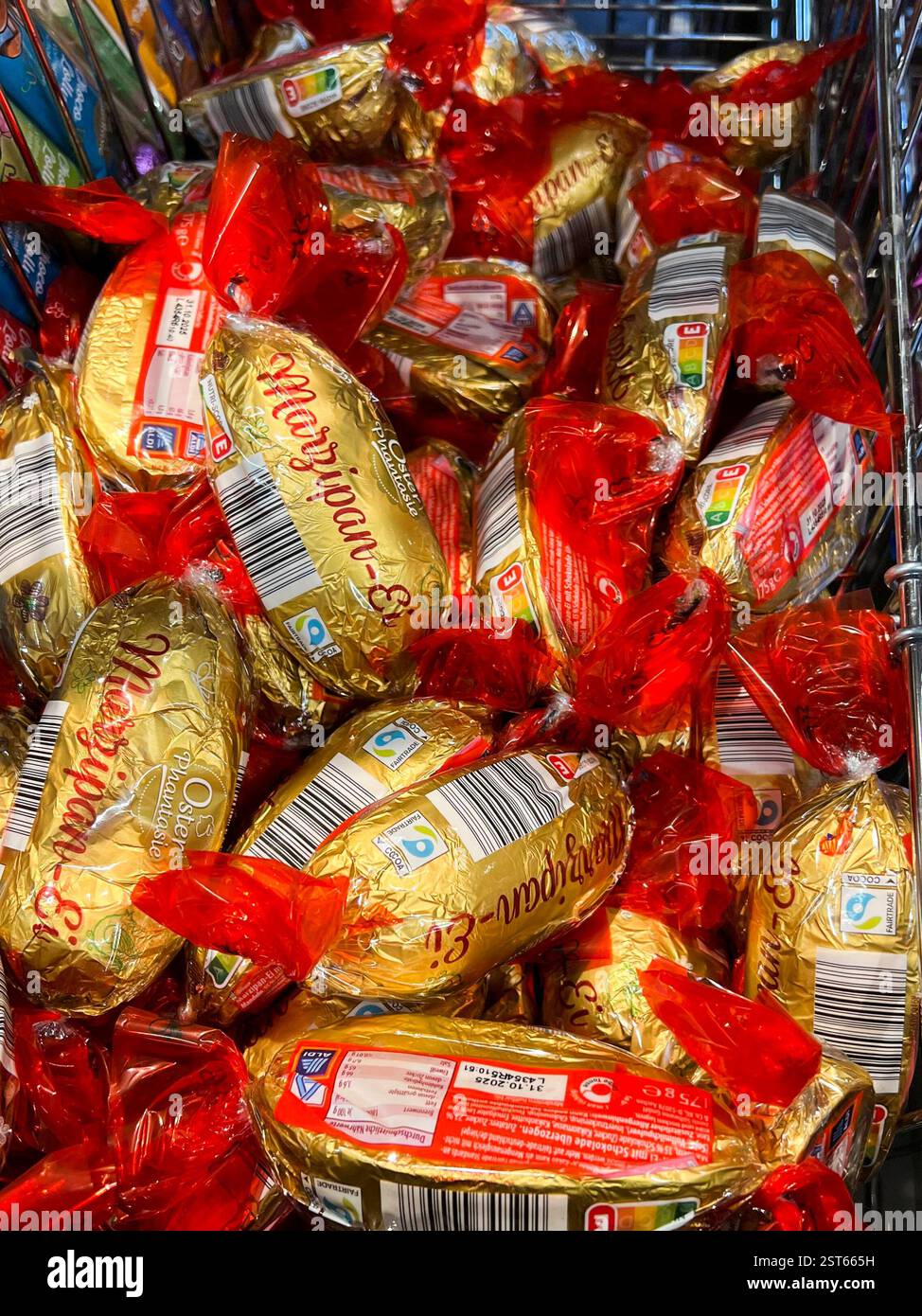 Verkaufsschütte im Supermarkt mit Marzipan Ostereier mit Schokolade in ...