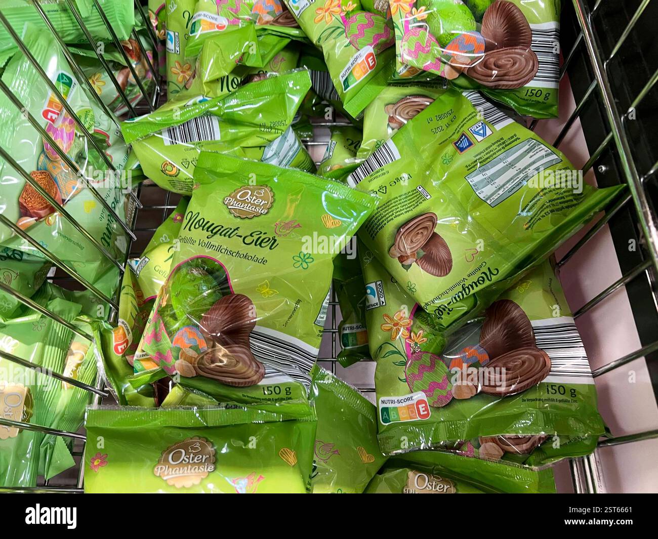 Verkaufsschütte im Supermarkt mit Nougat Schokoladen Ostereier in ...