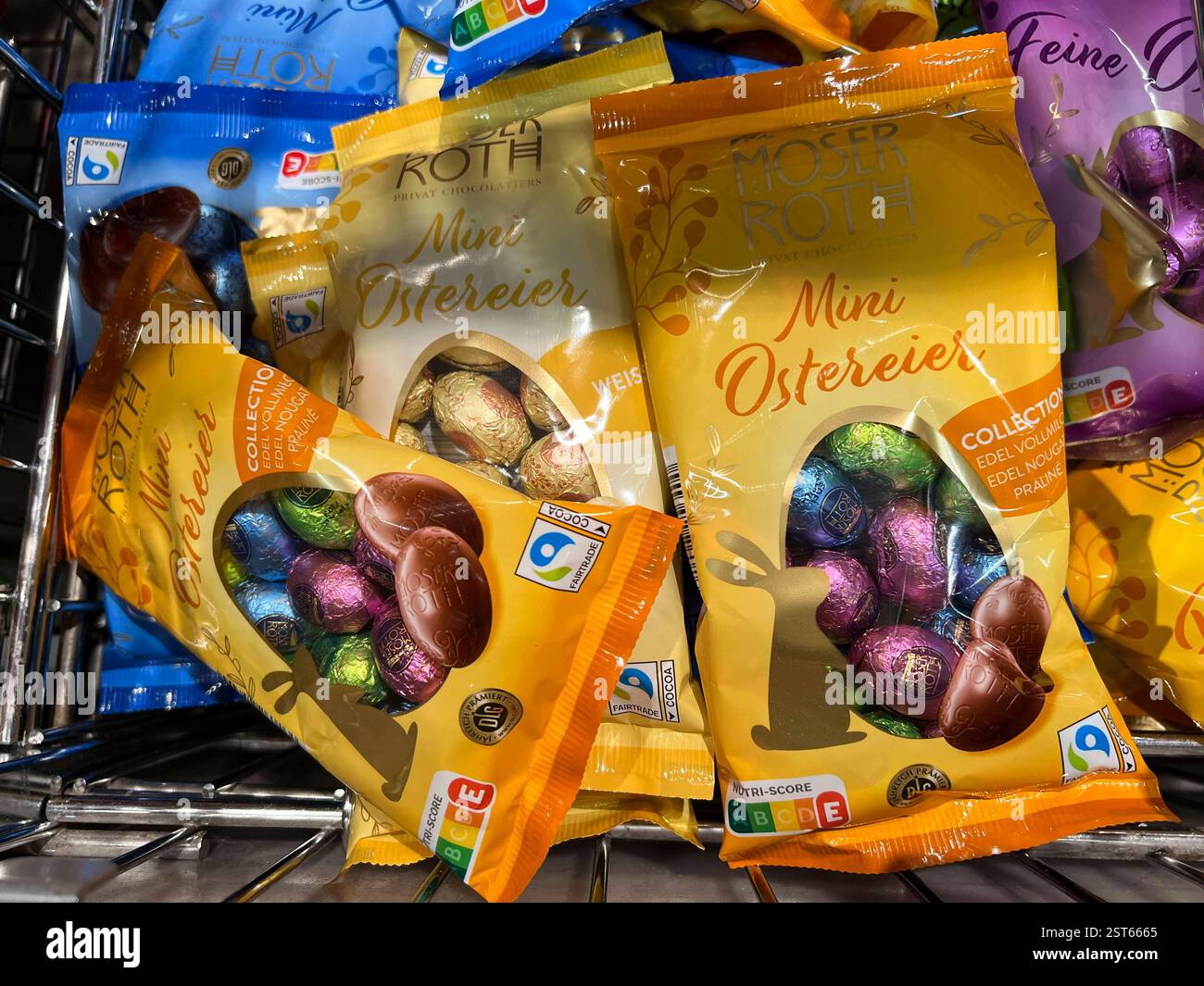 Verkaufsschütte im Supermarkt mit Edel Vollmilch Schokoladen Ostereier ...