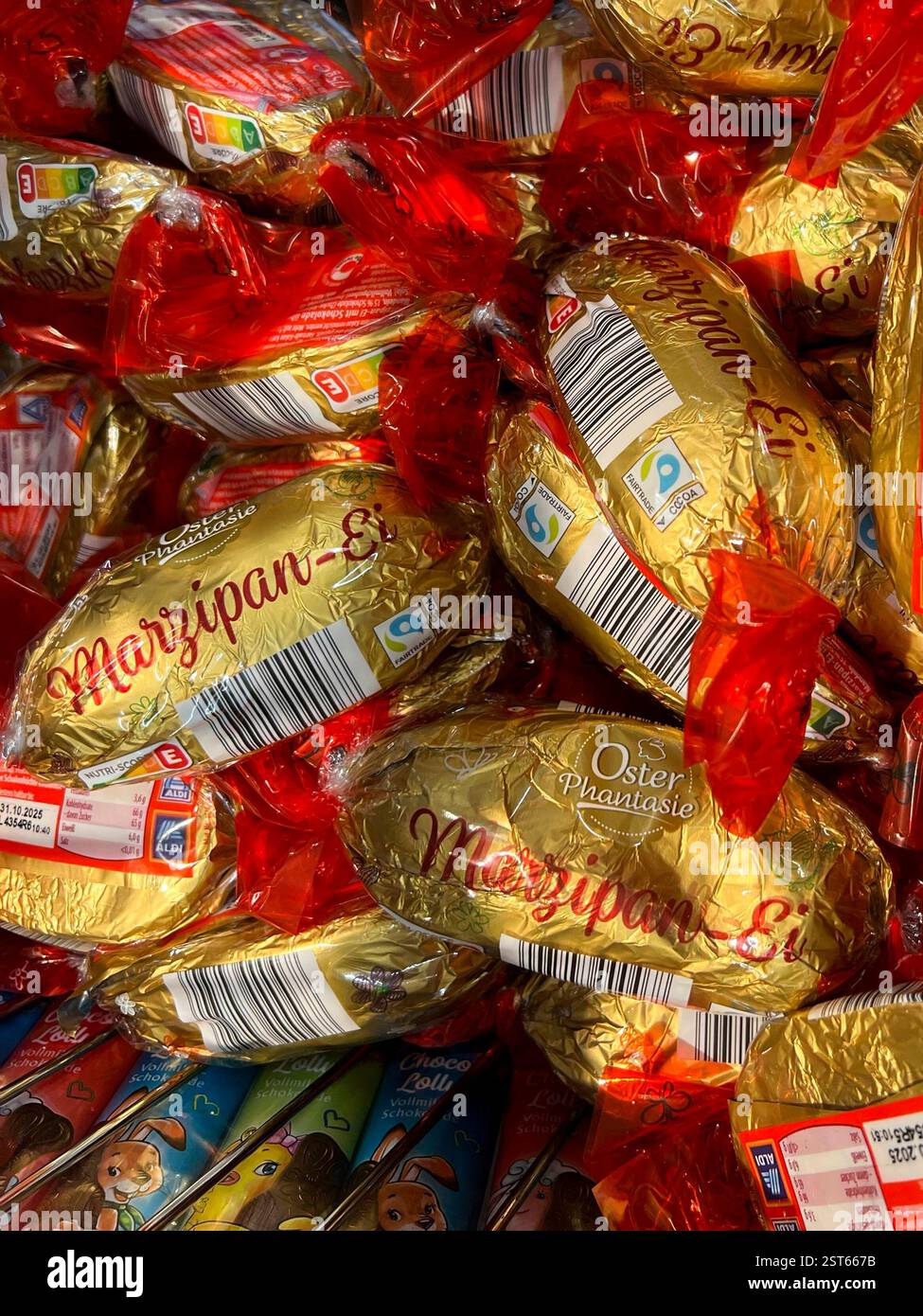 Verkaufsschütte im Supermarkt mit Marzipan Ostereier mit Schokolade in ...