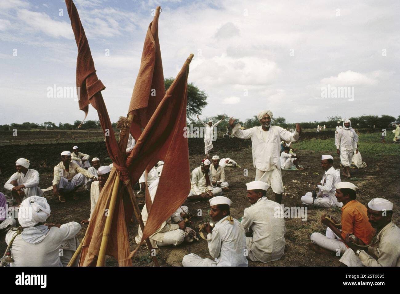 Pandharpur yatra, pilgrims playing music and dancing, maharashtra ...