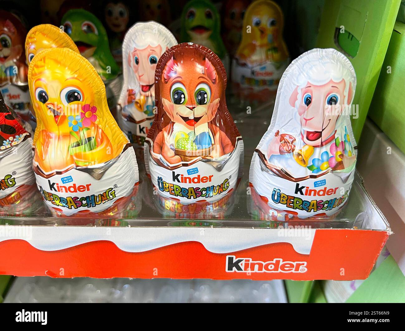 Regale im Supermarkt mit verschiedenen Kinder Schokoladen Figuren in Folie verpackt im Regal ...