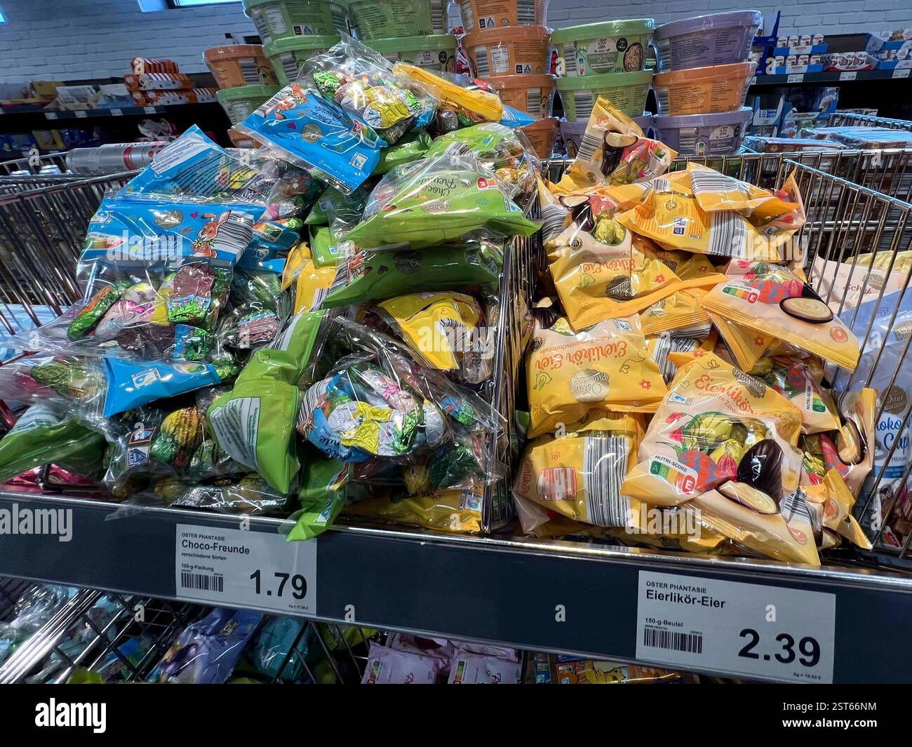 Verkaufsschütte im Supermarkt mit Eierlikör Schokoladen Ostereier in ...