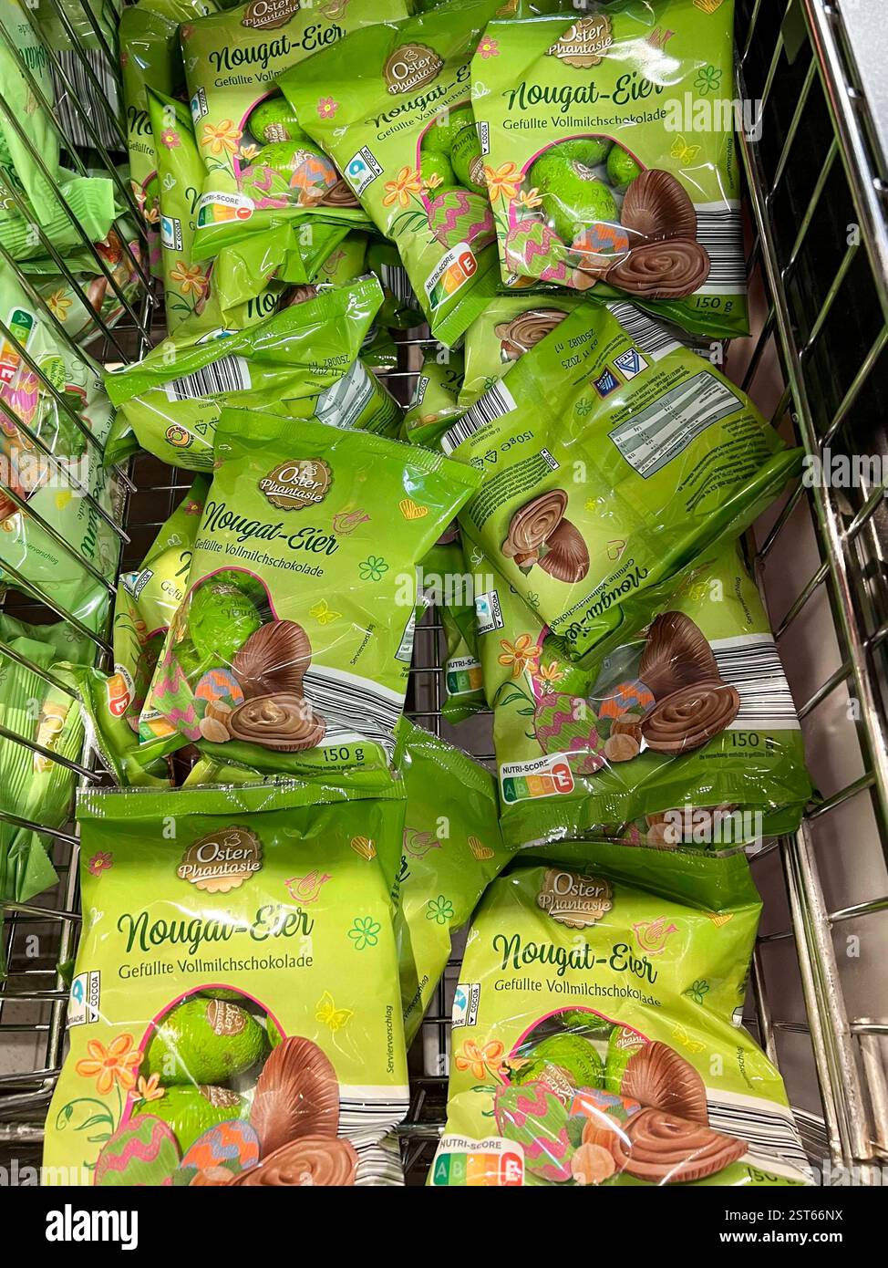 Verkaufsschütte im Supermarkt mit Nougat Schokoladen Ostereier in ...