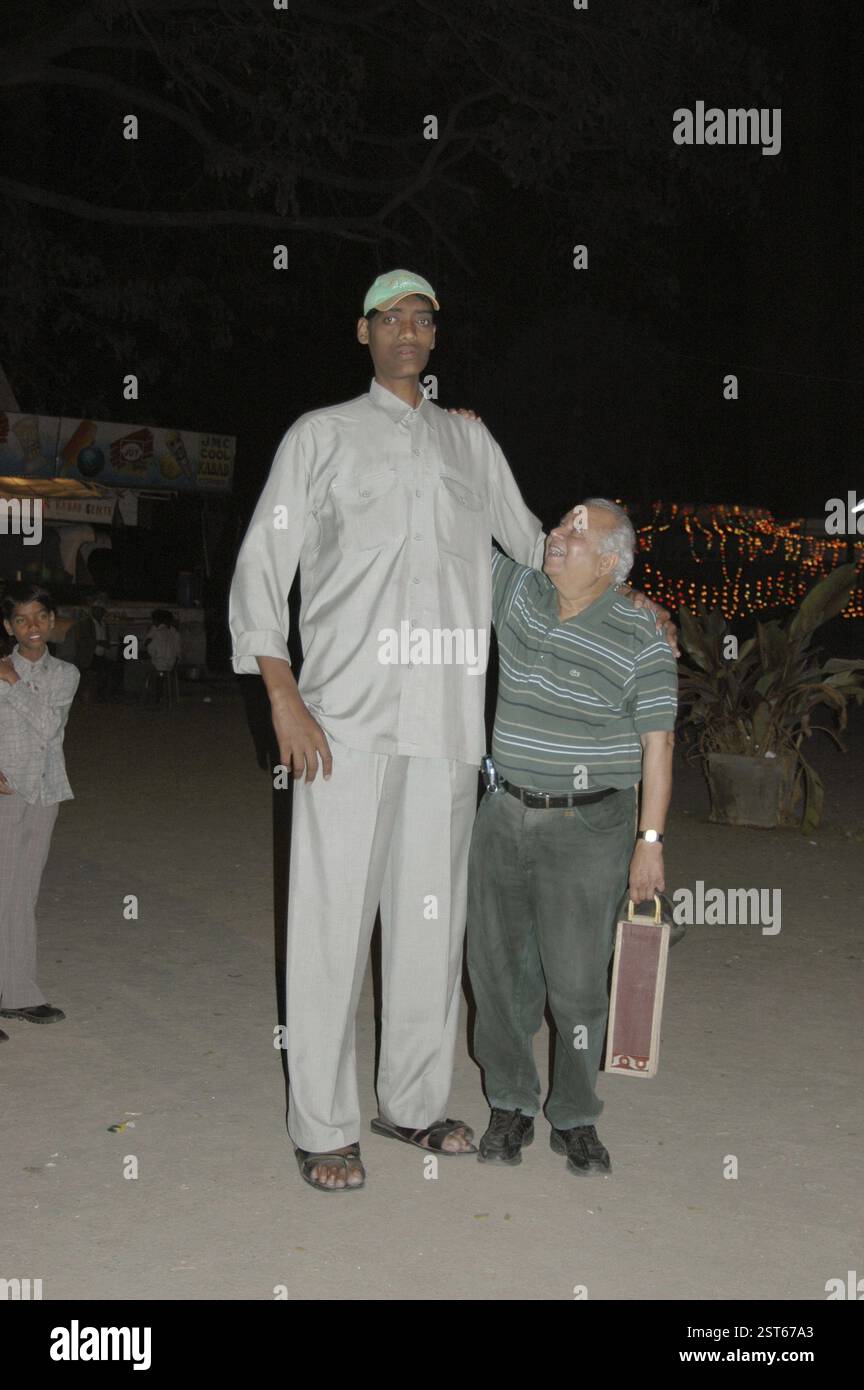 Eight feet tall man with old man in Vrindavan Garden, Mysore, Karnataka ...