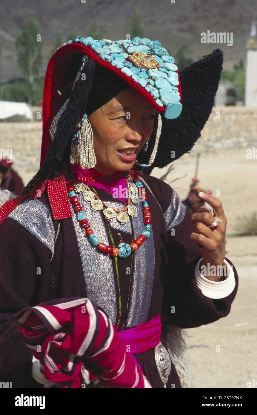 Portrait of ladakhi woman dressed traditionally ladakh festival, leh ...