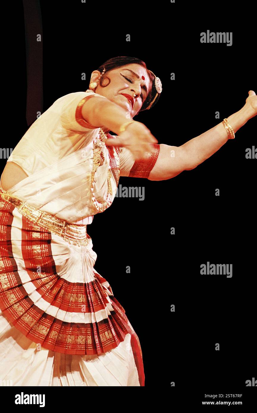 Indian Classical Dancer Kanak Rele performing a solo Mohiniattam Dance ...