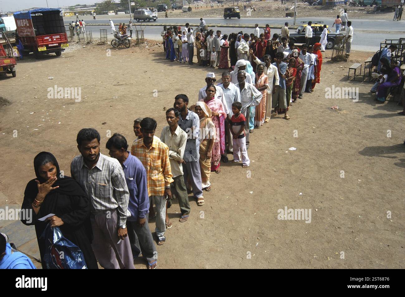 Queue line stand hi-res stock photography and images - Alamy