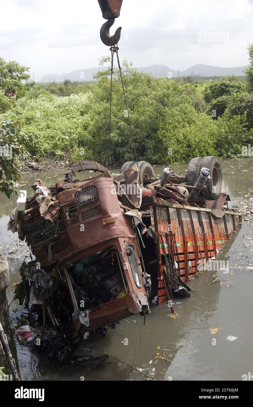 Truck accident on the Eastern Express Highway near Vikhroli, Mumbai ...