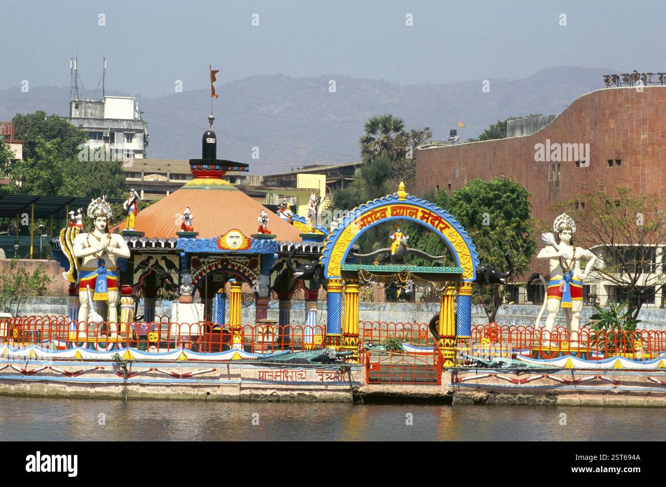 Shiva temple, Gadkari Rangayatan, Masunda pond, Thane, Maharashtra ...