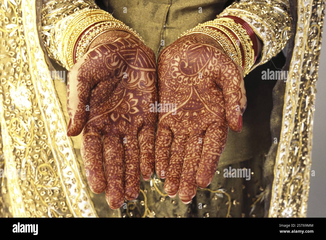 Mehandi on Hands Of A Hindu Kashmiri Bride Dressed In Traditional ...