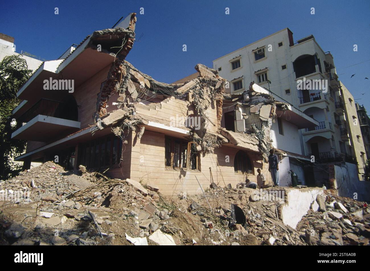 Manasi complex, ahmedabad, gujarat Earthquakes, india 2001 Stock Photo ...
