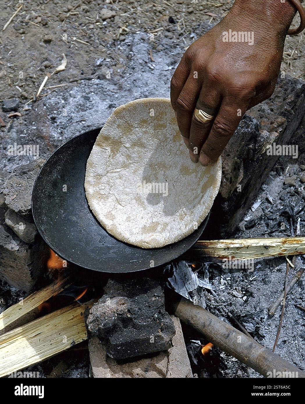 Indian man pilgrim cooking wheat bread roti on hi-res stock photography and images - Alamy