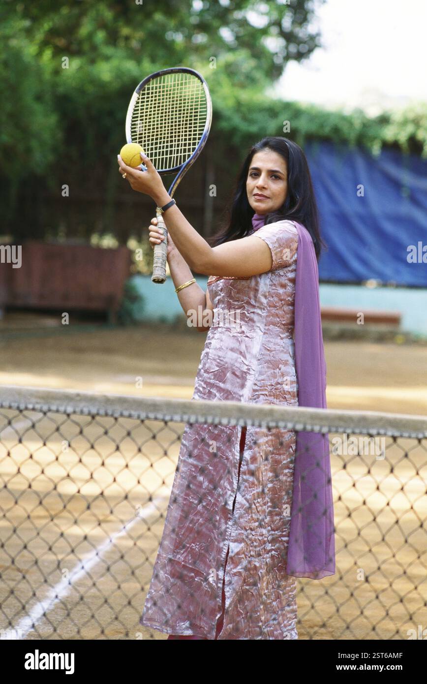 Muslim lady playing tennis hi-res stock photography and images - Alamy