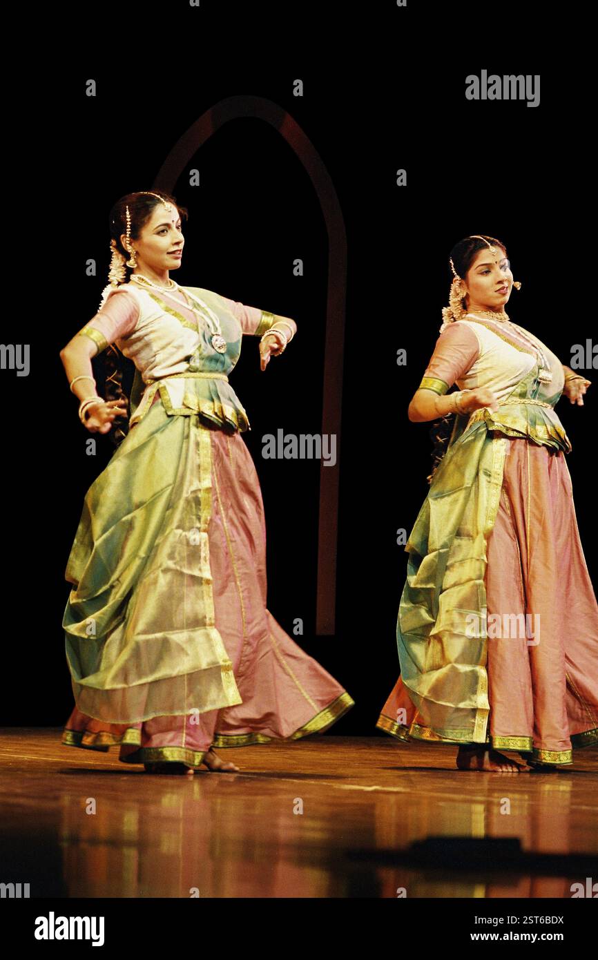 Indian Classical Dancers from Nityabharati, Pune, students of Rohini ...