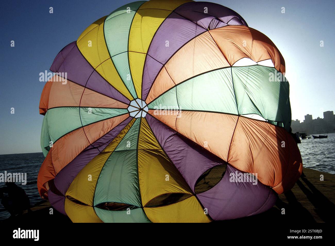 Colourful paragliders hi-res stock photography and images - Alamy