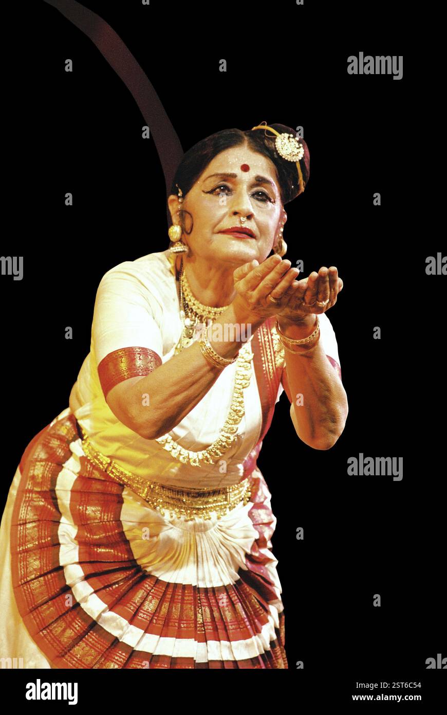 Indian Classical Dancer Kanak Rele performing a solo Mohiniattam Dance ...