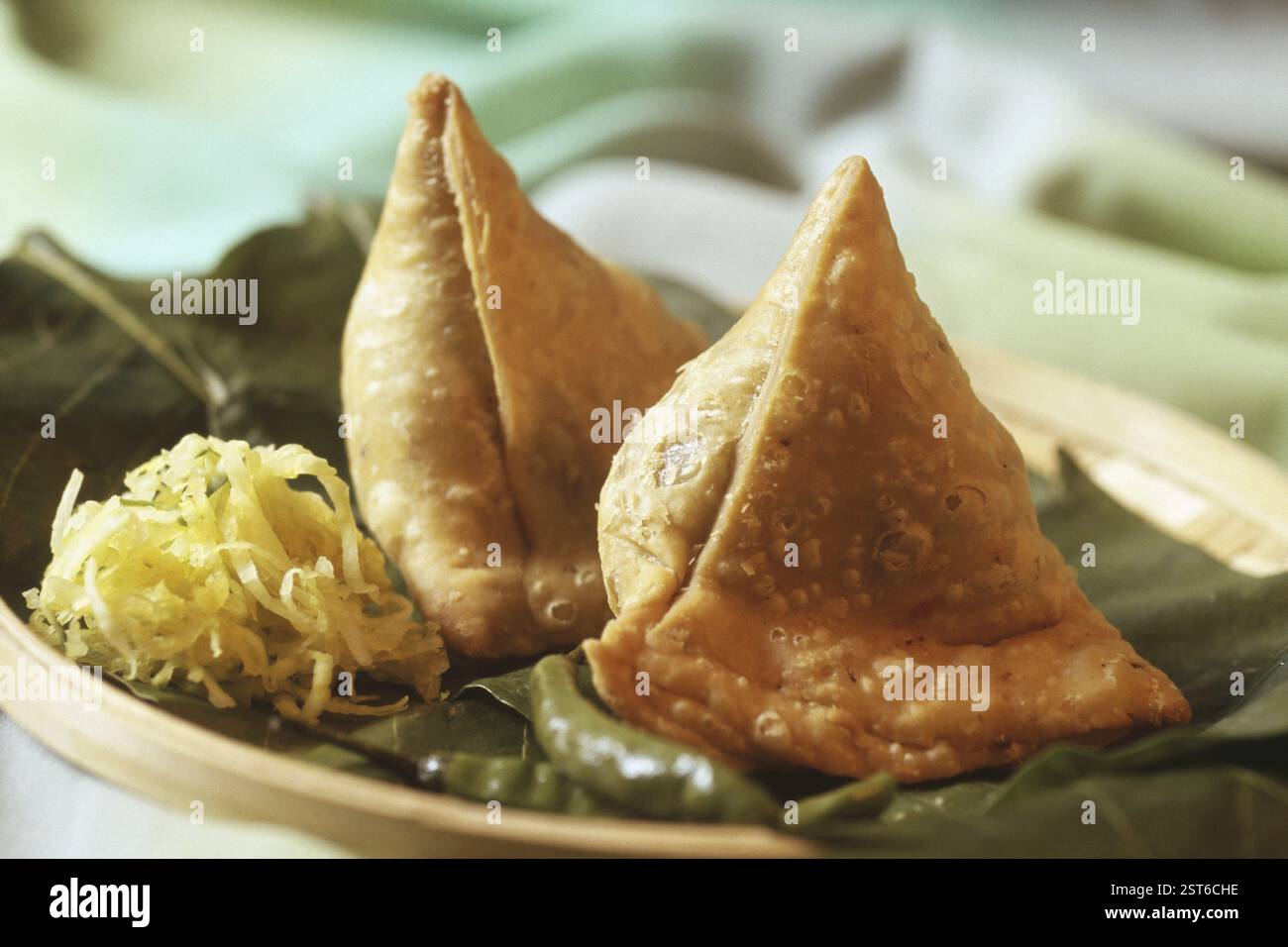 Samosa indian deep fried hi-res stock photography and images - Alamy
